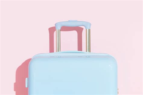 길고 짙은 그림자가 있는 파스텔 핑크 배경에 파란색 여행 가방 여행 컨셉 0명에 대한 스톡 사진 및 기타 이미지 0명 가방 개념 Istock