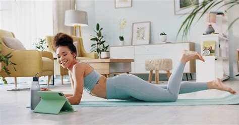 요가 여성 및 태블릿은 웰빙 선 및 마음 챙김을 위해 집 아파트 또는 집의 바닥에서 이루어집니다 흑인 여성 인터넷 앱 또는 웹에서 수업에서 웰빙 건강 및 피트니스를 위한