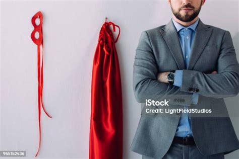 마스크와 사무실에서 벽에 케이프 교차 팔으로 서 슈퍼 사업가의 자른된 이미지 초영웅에 대한 스톡 사진 및 기타 이미지 초영웅 사무실 망토 Istock