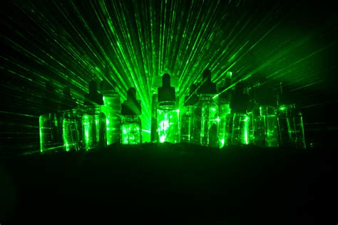 Vape 개념입니다 구름과 어두운 배경에 Vape 액체 병 연기 빛 효과입니다 배경 또는 Vape 광고 Vape 배경으로 유용 합니다 0명에 대한 스톡 사진 및 기타 이미지