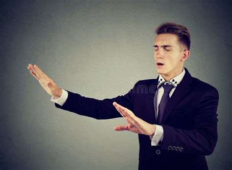 搜寻用手的衣服的盲人 库存图片 图片 包括有 阻碍 事业 复杂 关心 头脑 工作 远期 眼睛 121497321