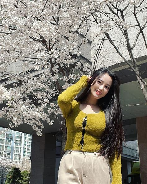 최 희정 꼬ㅊ가루가 날려~~~~ 내일은 샤랄라 입고 출근해야겠어요 벚꽃 누가꽃이게 봄 디얼쩡이 Instagram