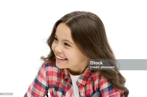 하얀 색으로 고립된 쾌활한 얼굴과 화려한 미소를 가진 아이 감정 개념 진지한 정서적 아이 소녀는 감정적 인 얼굴을 웃는다 유머와 재미있는 이야기를 반응 어린 시절과 행복