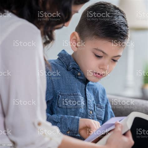 집에서 거실에서 어머니에 게 읽기를 연습 하는 어린 소년 30 34세에 대한 스톡 사진 및 기타 이미지 30 34세 가정