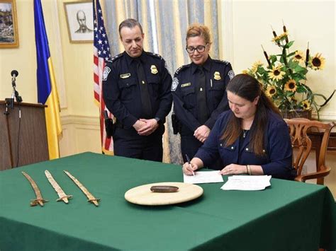 ОХУ аас АНУ д хууль бусаар оруулахыг завдсан түүхэн олдворуудыг Украинд шилжүүлжээ Isee Mn