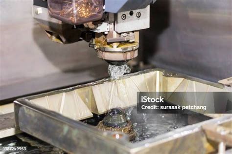 작업장에서 제조 하는 동안 공작물로 높은 정밀도 및 정확도 Cnc 와이어 절단 기계를 닫습니다 Cnc 장치에 대한 스톡 사진 및