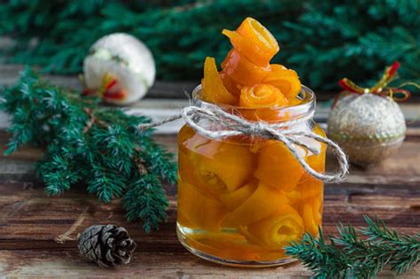 오렌지 껍질을 장식 하는 크리스마스 테이블에 유리 항아리에 설탕 시럽을 설탕에 졸인 0명에 대한 스톡 사진 및 기타 이미지 0명 감귤류 과일 계피 Istock