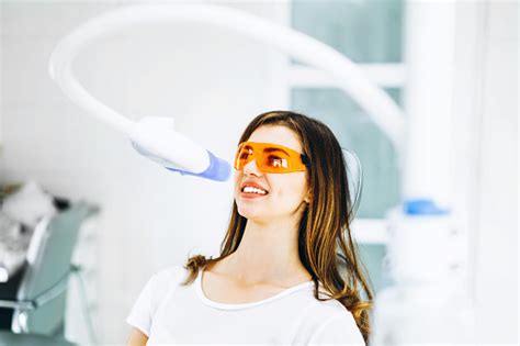 치과 진료소에서 꽤 행복한 여성 환자를위한 치아 미백 절차 개념에 대한 스톡 사진 및 기타 이미지 개념 건강 진단 건강관리와 의술 Istock