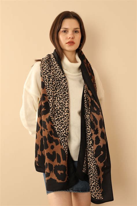 شال نسائي منقوش بيج غامق