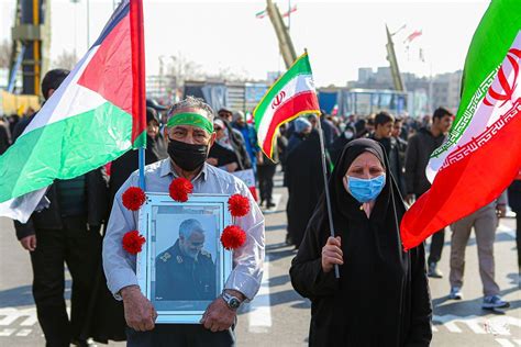 حاج قاسم سلیمانی، زنده‌ترین شرکت‌کننده راهپیمایی ۲۲ بهمن تصاویر