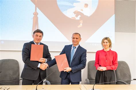 VDU bendradarbiaus su farmacijos įmone UAB Escolit VDU