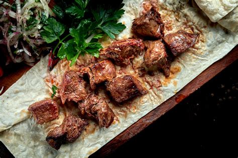 나무 판에 장식 된 벌거와 야채를 구운 쇠고기 필레 터키 케밥 클로즈업 선택적 초점 0명에 대한 스톡 사진 및 기타 이미지 0명 건강한 생활방식 검은색 Istock