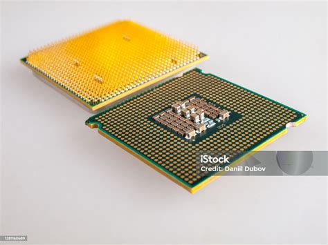 최신 컴퓨터 마더보드의 프로세서 소켓에 Cpu를 연결하고 실리콘 데이터 처리 칩을 교체하고 중앙 처리를 올바르게 설치하는 프로세스 0명에 대한 스톡 사진 및 기타 이미지