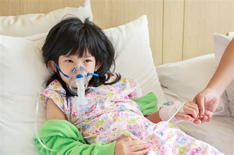 호흡기 치료를 위한 분무기로 아픈 작은 아시아 소녀 흡입 아이에 대한 스톡 사진 및 기타 이미지 아이 환자 6 7 살 Istock