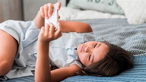 Девочка лежит на кровати 98 фото