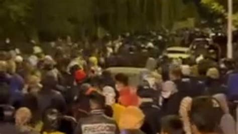 خاکسپاری پیمان گلوانی زندانی سیاسی کرد در شهر مهاباد، همراه با شعار علیه حکومت