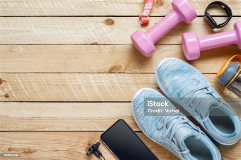 그런 지 나무 배경에 운동 장비와 피트 니스 건강 하 고 체중 감량 다이어트 개념에 대 한 스포츠 액세서리 세트 0명에 대한 스톡 사진 및 기타 이미지 Istock