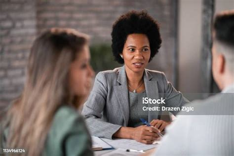 사무실에서 고객과의 만남을 가진 아프리카계 미국인 재정 고문 3 명에 대한 스톡 사진 및 기타 이미지 3 명 계획 고객 Istock