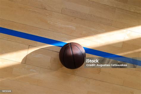자연 조명이있는 나무 코트 바닥에 농구 수평 스포츠 테마 포스터 인사말 카드 가죽에 대한 스톡 사진 및 기타 이미지 가죽 건강한 생활방식 경쟁 Istock