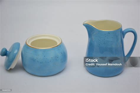 우아하고 전통적인 도자기 파란색과 흰색의 우아한 꽃 도자기 중국 세라믹 차 커피 컵과 찻주전자 및 접시 세트의 모형 디자인 세트와 흰색 배경에 격리된 금숟가락 음료 용기 0