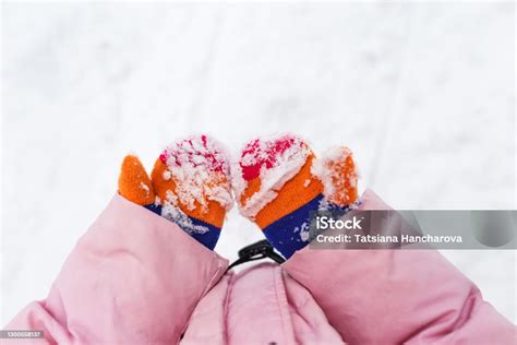 장갑이나 장갑에 눈 아이들의 손이 눈 속에서 손을 잡고 있습니다 눈으로 얼룩진 다채로운 니트 겨울 장갑 겨울 방학 개인 장식품에 대한 스톡 사진 및 기타 이미지 Istock