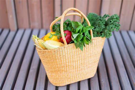 건강한 유기농 야채 나무 배경 복사 공간으로 바구니를 들고있는 소녀 가을 수확 제로 폐기물 플라스틱 무료 개념 지속 가능한 라이프 스타일 추수 감사절 가방에 대한 스톡 사진