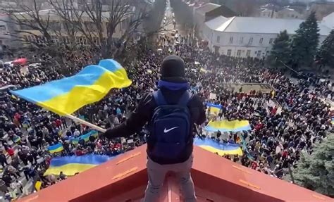 Повяжи жовту стрічку українців закликають приєднатися до руху опору на окупованих територіях