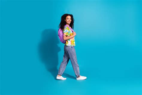 전체 길이 사진 사랑 스럽다 좋은 분위기 소녀 입고 있다 꽃 프린트 티셔츠 배낭 걷기 빈 공간 외딴 푸른 배경 가방에 대한 스톡 사진 및 기타 이미지 Istock