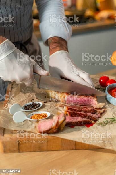 나무 주방 보드에서 구운 스테이크를 얇은 조각으로 자르는 요리사의 클로즈업 보기 40 44세에 대한 스톡 사진 및 기타 이미지 40 44세 고기 요리 굽기 Istock