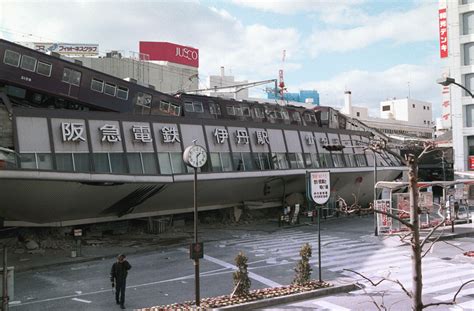 Kobe Earthquake Anniversary Before And After Photos Show The Sheer