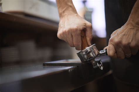 에스프레소 메이커 컵에 커피를 누르는 손의 클로즈업 보기 에스프레소에 대한 스톡 사진 및 기타 이미지 에스프레소 45 49