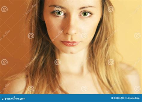 Portrait D Art De Belle Jeune Fille Image Stock Image Du Orange Beau