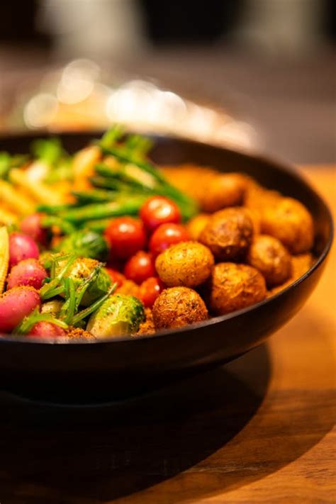 검은색 그릇에 담긴 다채로운 야채 혼합물 · 무료 스톡 사진