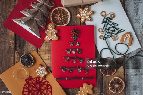 새해 또는 크리스마스 공예의 개념 천연 재활용 재료로 만든 수제 카드 위에 아니스 별이 있는 종이 전나무 드라이 감귤류 진저 브레드 쿠키 나무 배경 0명에 대한 스톡 사진