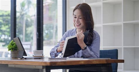 비즈니스 파트너와 함께 컴퓨터 태블릿에서 화상 회의를 하는 아름다운 사업가 사진 Unsplash의 태국 이미지