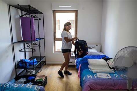 Олимпийцы пожаловались на антисекс кровати и невкусную еду в Париже