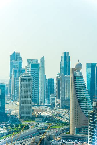 두바이 아랍 에미리트 유명한 셰이크 자이드 로드에서 미래지향적 인 건물에 공중 보기 0명에 대한 스톡 사진 및 기타 이미지 0명 개성 개념 건물 외관 Istock