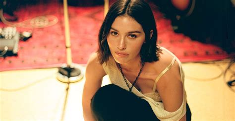 Neue Songs Und Live Aufnahmen Gracie Abrams Veröffentlicht Die Deluxe