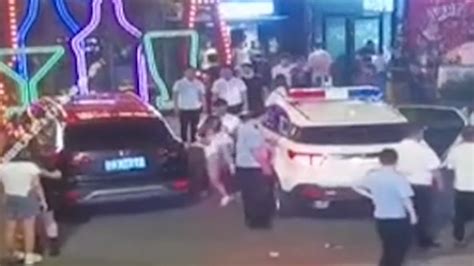 女子酒后袭警进派出所后再次袭警凤凰网视频凤凰网