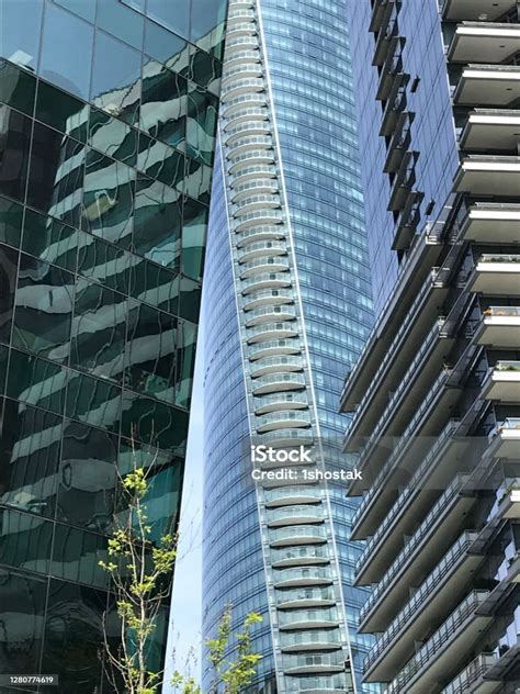 摩天大樓建築現代建築玻璃塔在溫哥華 照片檔及更多 溫哥華 加拿大 照片 溫哥華 加拿大 建築物外觀 建築風格 Istock