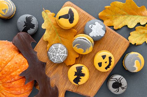 할로윈 호박 나무 절단된 보드에 무서운 쿠키 박쥐 녹 유령 및 거미 패턴 회색 배경 평면도 가을에 대한 스톡 사진 및 기타 이미지 Istock