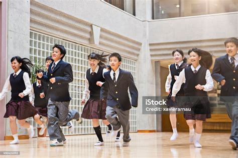 Siswa Jepang Berjalan Di Koridor Sekolah Foto Stok Unduh Gambar