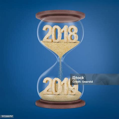 상부 유리 전구에 2018 모래 표지판과 파란색 배경의 하부 유리 전구에 모래 표지판이 있는 3d 렌더링 2018년에 대한 스톡 사진 및 기타 이미지 Istock