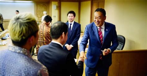 รวมรูปภาพของ แห่แชร์ภาพ เศรษฐา คุณหญิงต้น เจอกันริมหาด เล่าเป็นเพื่อนตั้งแต่อนุบาล สู่คู่