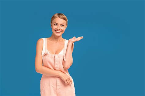 짧은 금발 헤어 스타일을 가진 쾌활한 여성의 사진 미소 짓고 푸른 스튜디오 배경에 여유 공간을 보여줍니다 공간 복사 20 29세에 대한 스톡 사진 및 기타 이미지 Istock