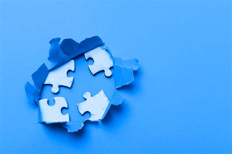 세계 자폐증 인식 종이 컷 구멍에 퍼즐 또는 직소 패턴 개념 파란색 필터 건강관리와 의술에 대한 스톡 사진 및 기타 이미지 건강관리와 의술 교육 구멍 Istock