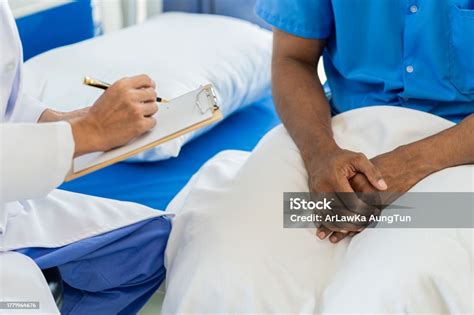 진료실에 앉아 있는 의사와 상담하는 환자 진단 질병 예방 건강 관리 의료 서비스 원거리 상담 2명에 대한 스톡 사진 및 기타 이미지 Istock