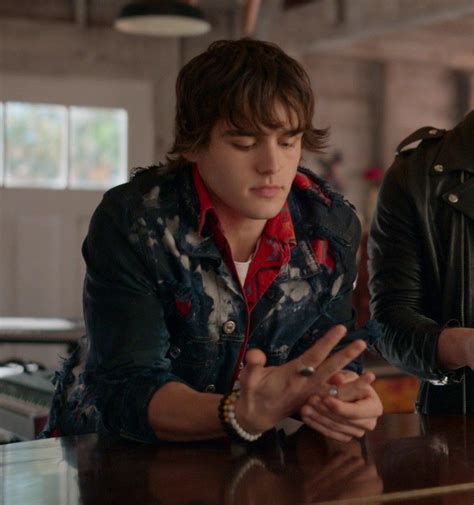 Charlie Gillespie In Julie And The Phantoms Cute Actors Gillespie Luke