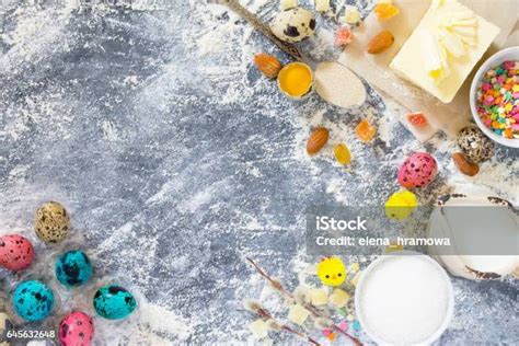 부활절의 축 하에 대 한 제조 법 배경 요리 메 추 라 기 계란 우유 설탕 버터 건조 효 모와 밀 돌 테이블에 밀가루 보기 상위