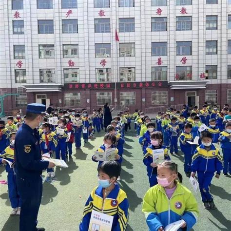 甘南：合作市消防救援大队联合教育部门对全市小学开展《小学生消防安全教育手册》发放活动火灾知识教育部门